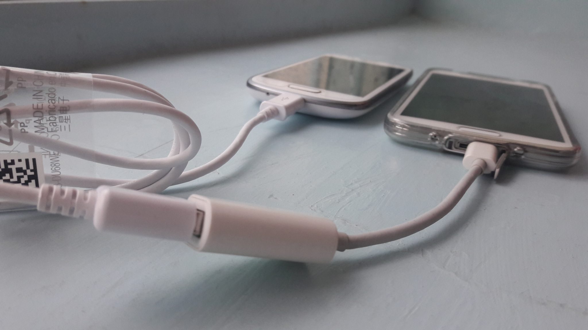 How to Transfer Charge From Android to Android Device - Tactig